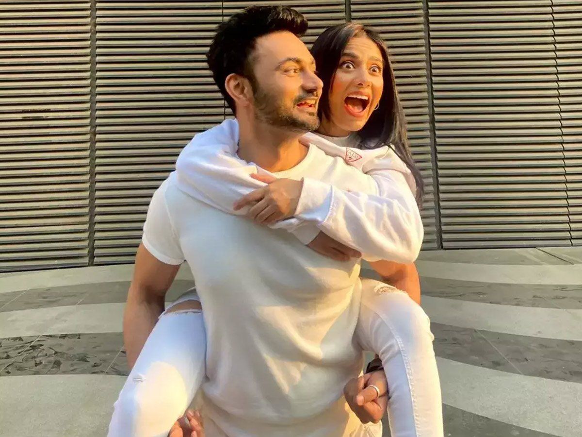 Amrita Rao On Husband RJ Anmol Sometimes he behaves like Sunny Deol ...