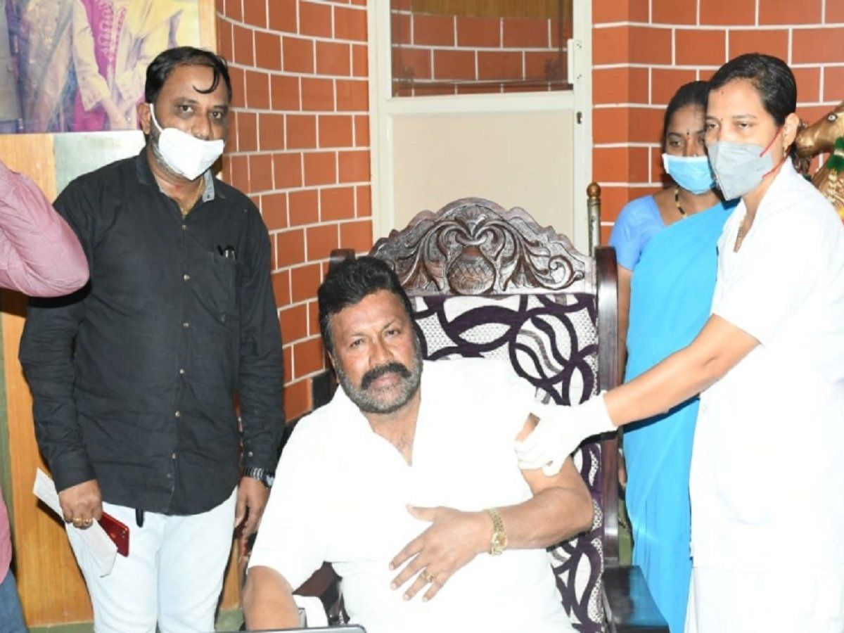 Karnataka Minister BC Patil, कर्नाटक के मंत्री ने घर पर लगवाई वैक्सीन ...