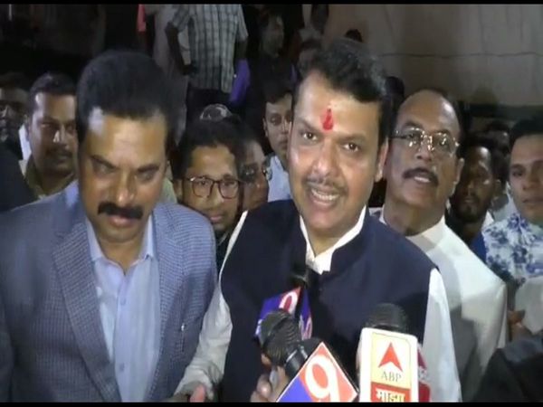 फडणवीस ने साधा उद्धव पर निशाना, बोले- वो कैबिनेट तक गठित नहीं कर सकते ... फडणवीस ने साधा उद्धव पर निशाना, बोले- वो कैबिनेट तक गठित नहीं कर सकते ...