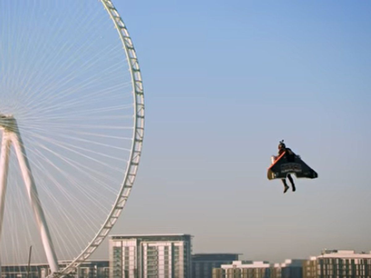 Jetman flew at the speed of rocket reached 6000 feet Above Dubai, रॉकेट ...