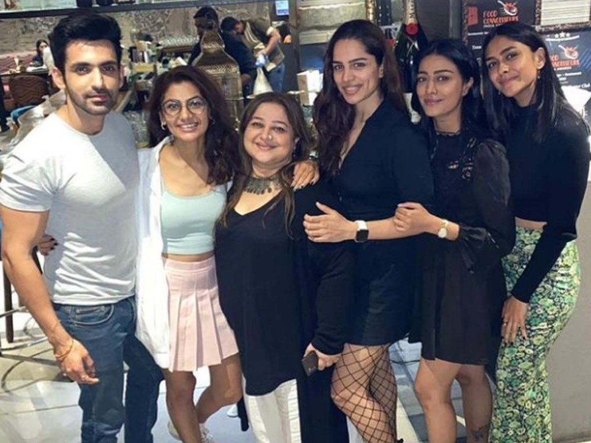 फिर मिले Kumkum Bhagya सीरियल के पुराने कलाकार Mrunal Thakur से Sriti Jha तक सबकी एक साथ फोटोज Tv