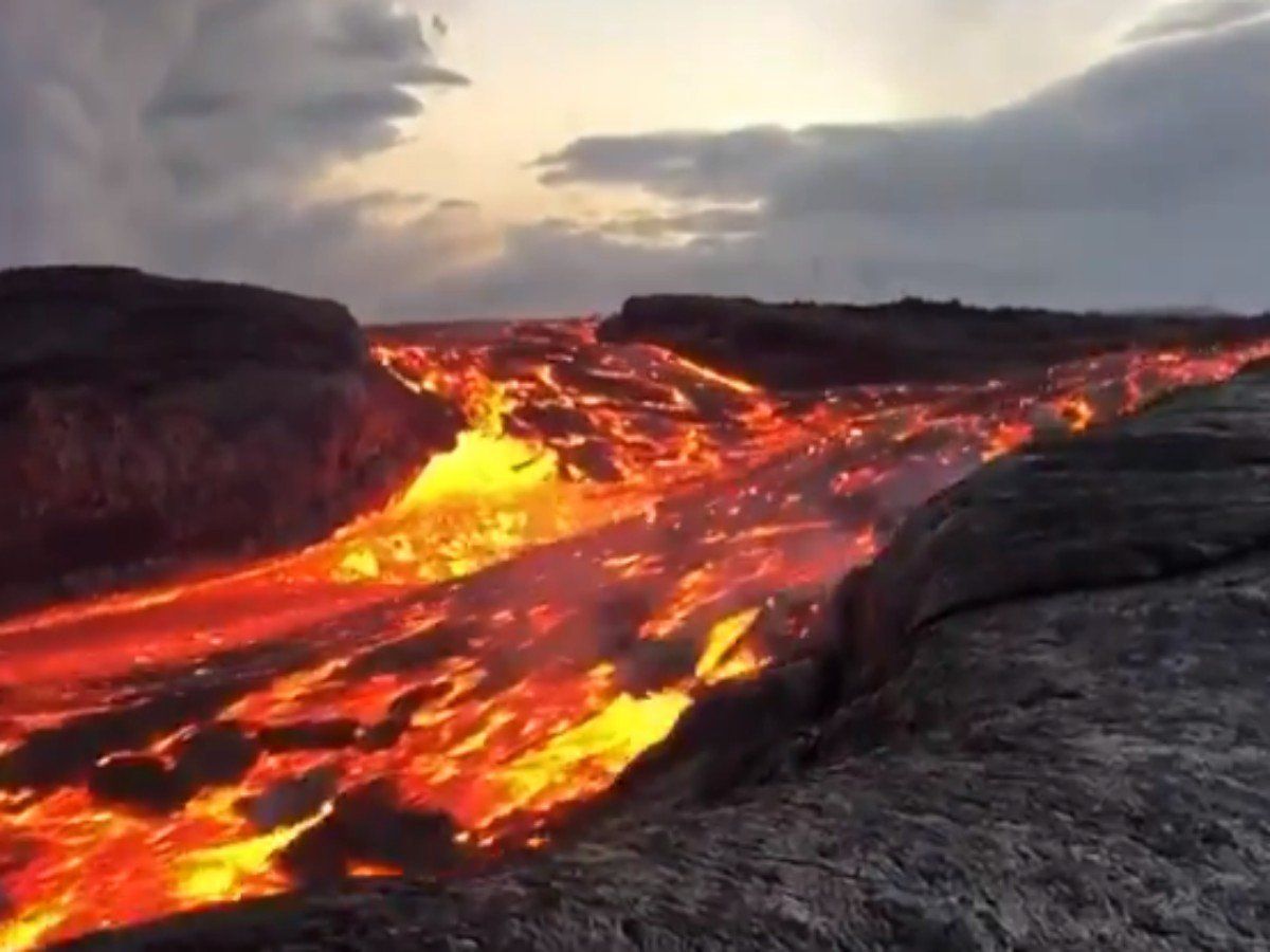 Volcano With Heat river of lava Video Goes Viral, ओ भाई आग की नदी ...