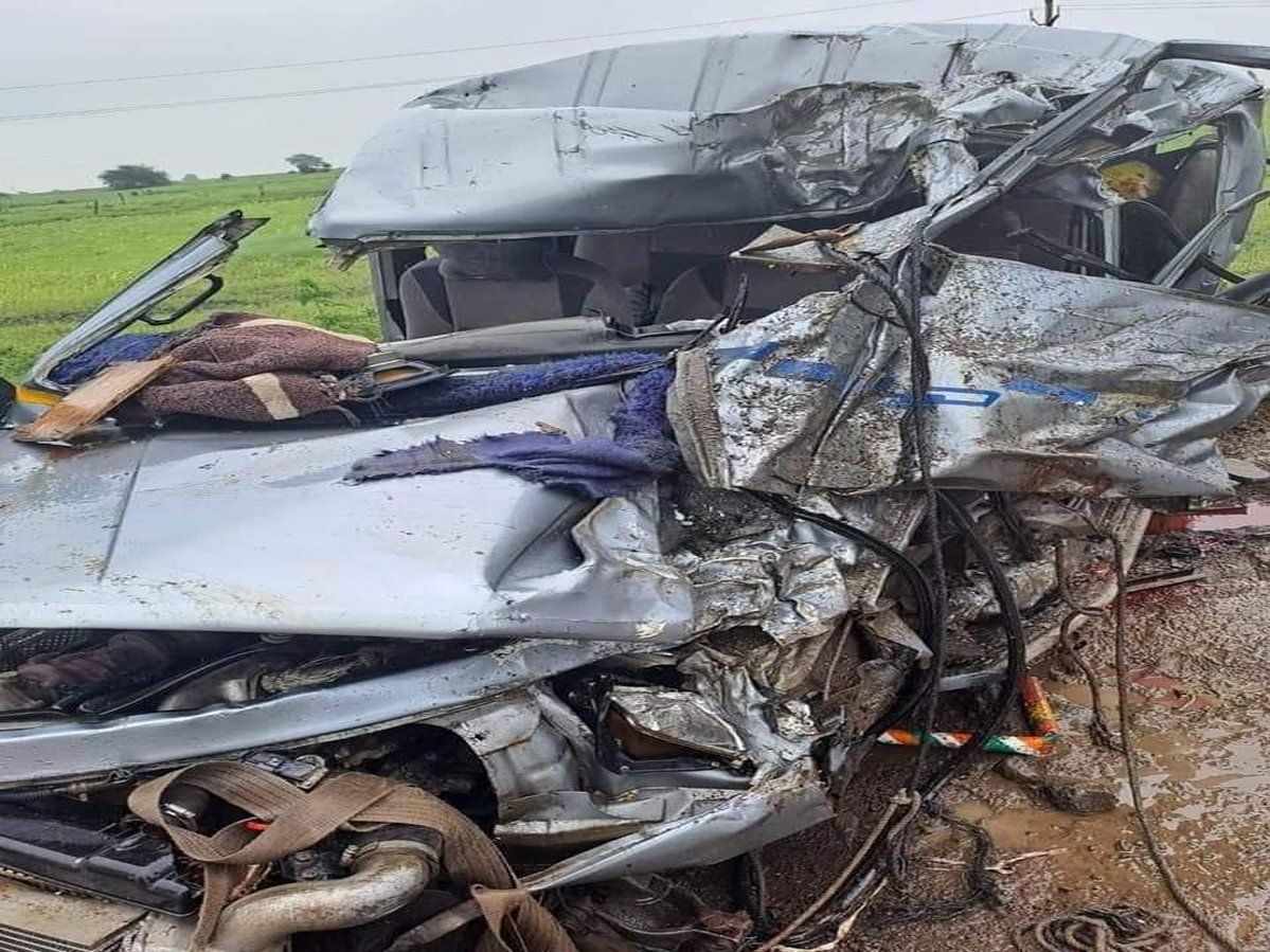 MP Accident News: MP Accident News Ujjain truck hit school minibus four ...