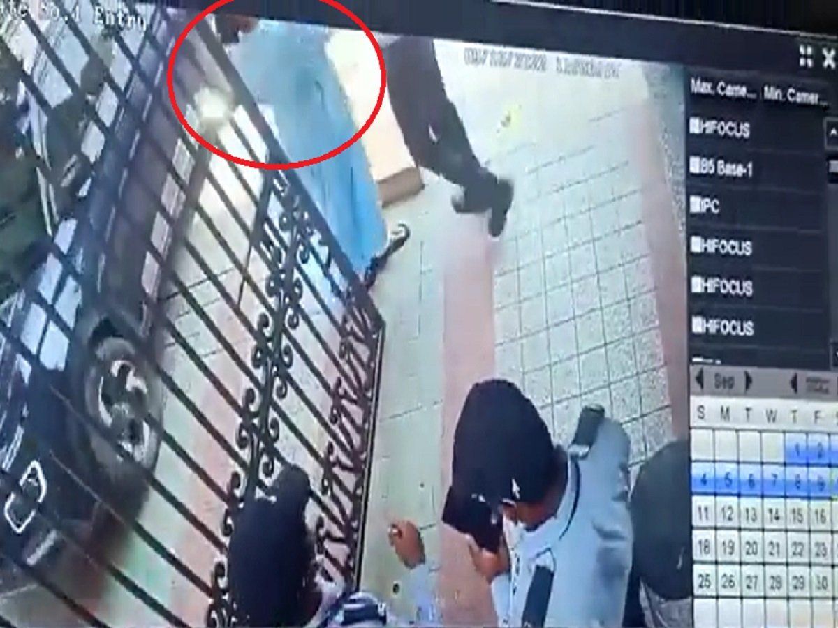 woman slapped the security guard for the delay in opening the gate in ...