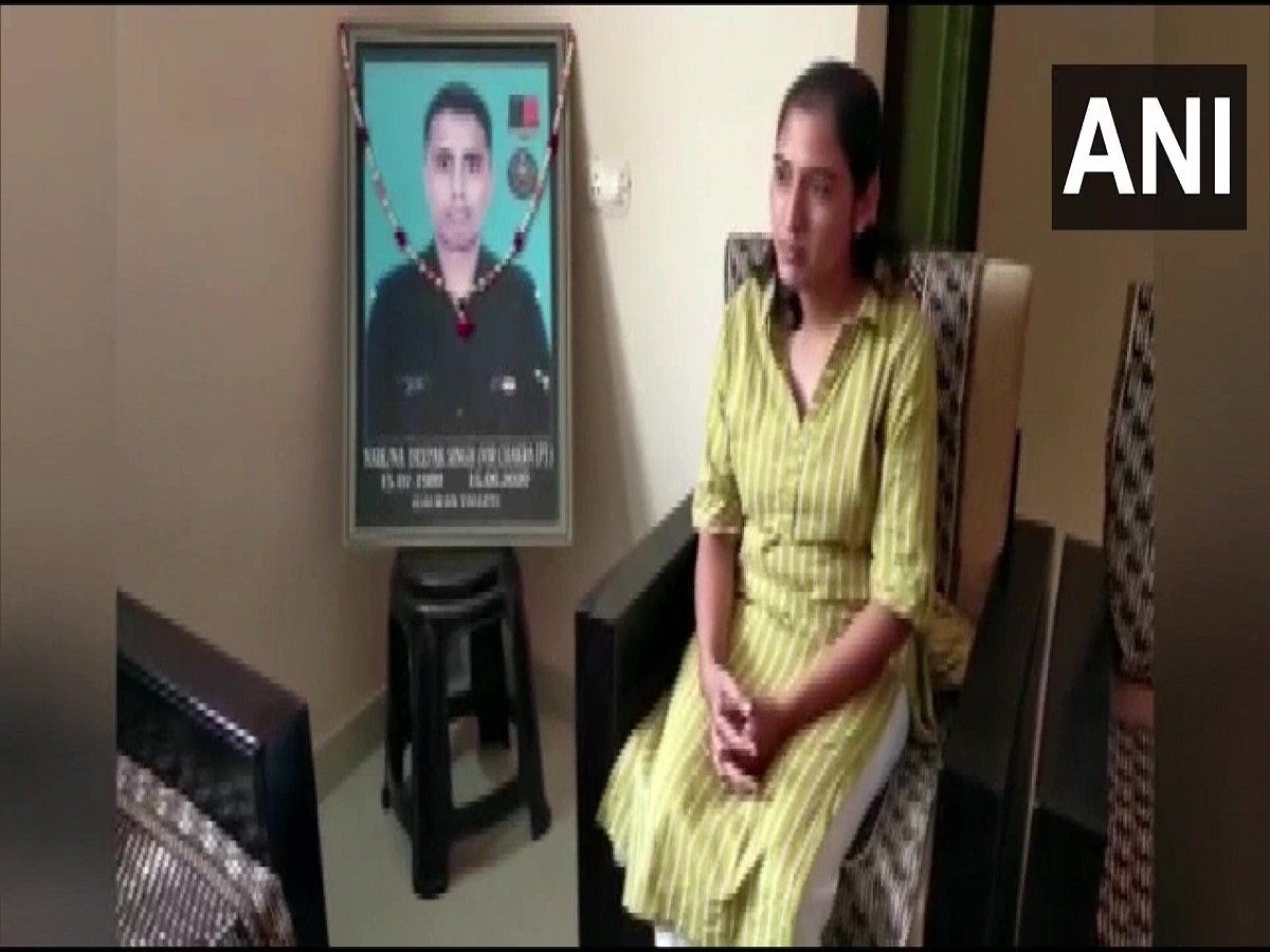 Galwan valley martyr Deepak Singhs wife fulfilled husband's dream of becoming a lieutenant in ...