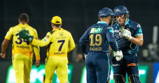 Rashid khan changed the momentum of match with bat in Chris Jordans ...