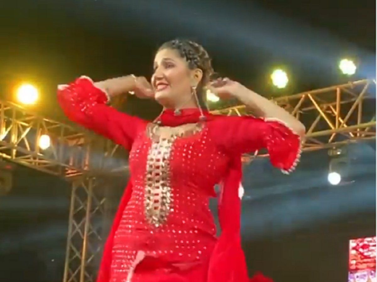 Sapna Choudhary Back on Stage: [VIDEO] स्टेज पर सपना चौधरी की वापसी, लाल सूट में किया धमाकेदार ...