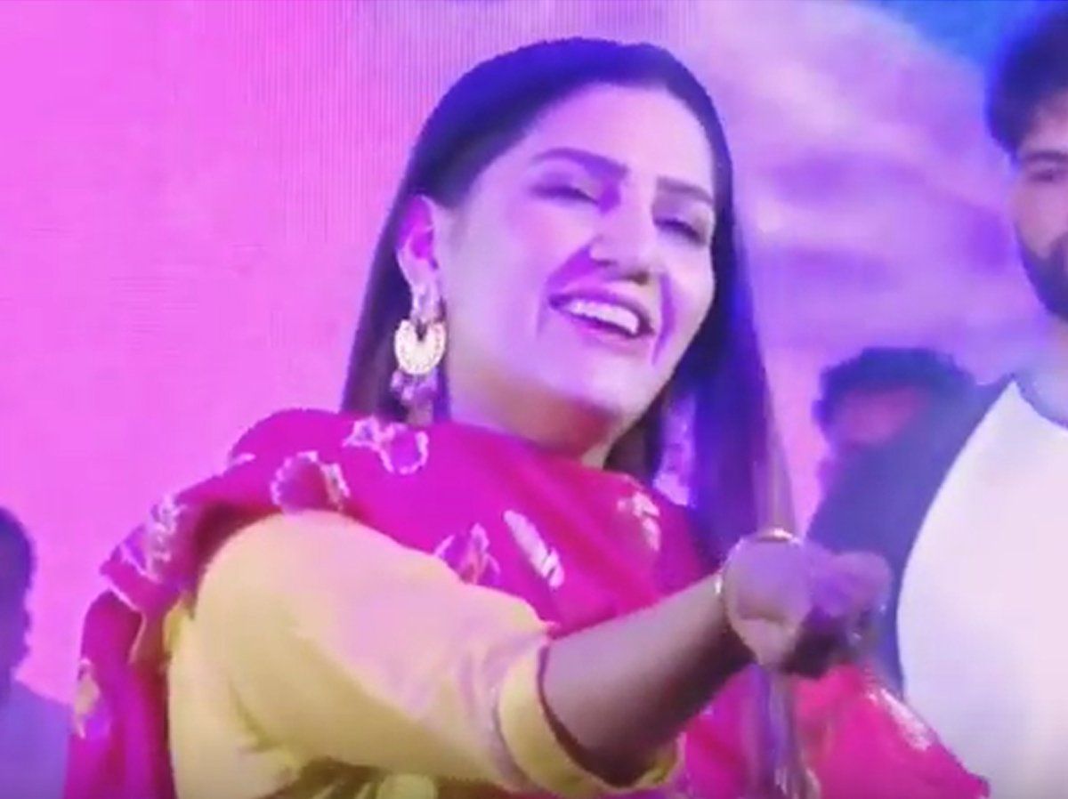 Sapna Choudhary Dance: बुंदेली महोत्‍सव में 'दरोगा जी' गाने पर जमकर ...