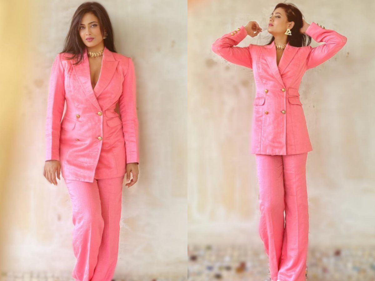 Shweta Tiwari Stuns In Pink Coat Pant Pictures Went Viral On Social ...