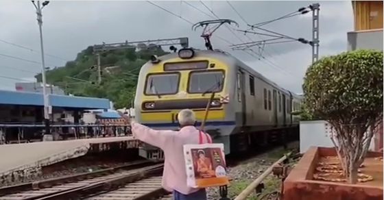 Old Man Stop Train by Showing Hand Then What Happened Watch Viral Video ...