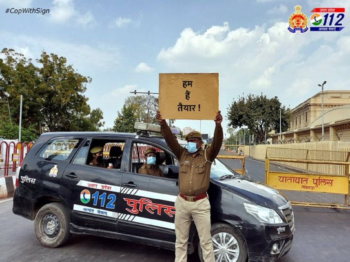 कोरोना लॉकडाउन के बीच यूं मसीहा बन रही यूपी की पुलिस UP police helping ...