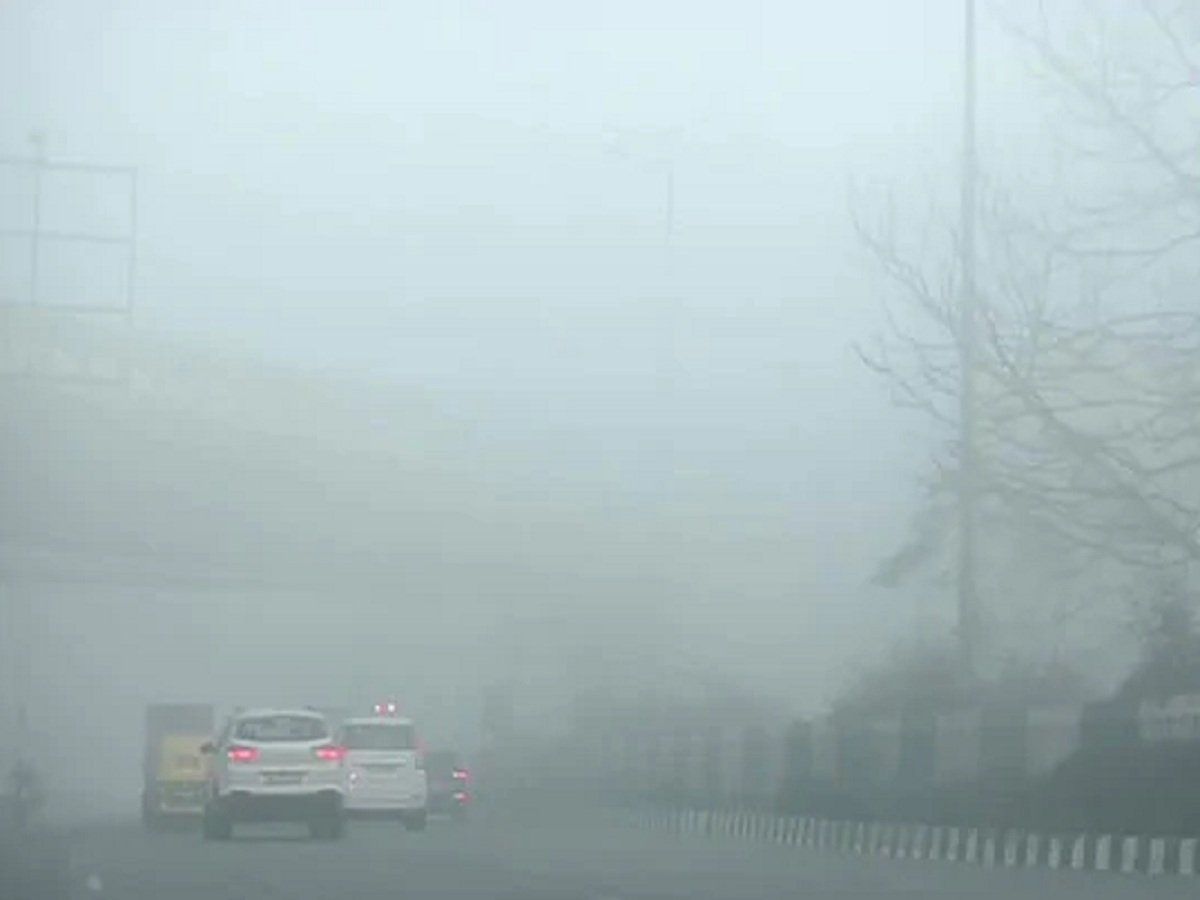 Varanasi Weather Update: Bad Weather Affected flight in Varanasi, three ...
