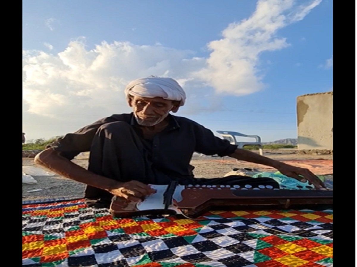 balochi man plays aaye ho meri jindagi meien on benju-सरहद क्या रोके ...