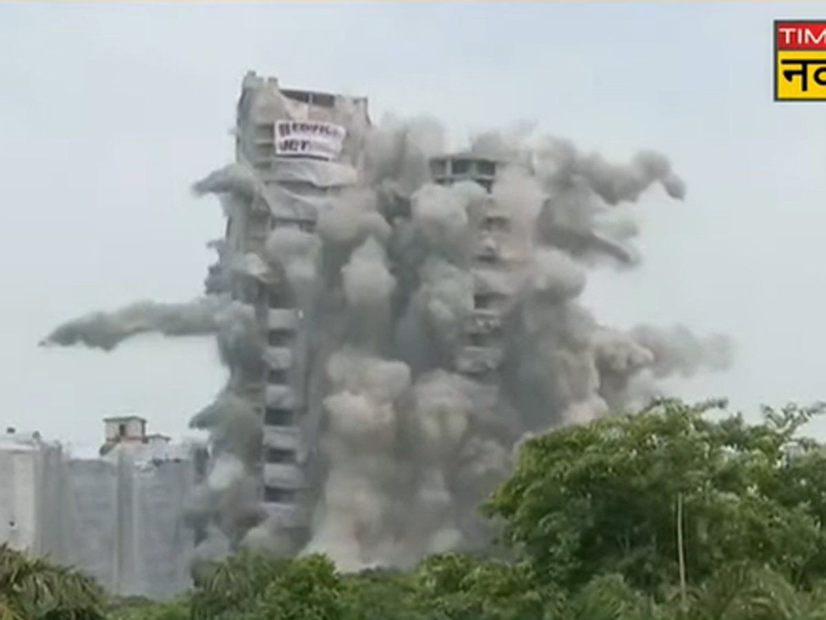 First video of Supertech Twin Towers demolition video in Noida Watch ...
