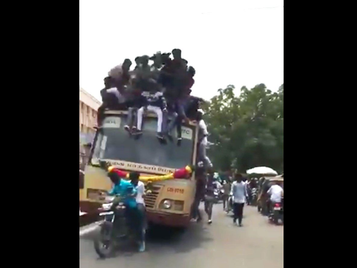 Bus Viral Video: [Viral Video] बस की छत पर बैठे थे लोग और फिर ब्रेक ...