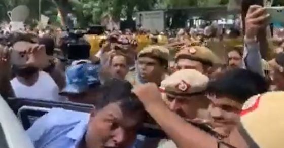 Twitter Users Trolled Iyc Srinivas Bv As Congress Leader Manhandled By