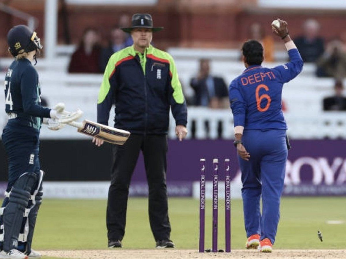 Deepti Sharma ne kaise runout kiya: Deepti Sharma holds the ball and ... Deepti Sharma ne kaise runout kiya: Deepti Sharma holds the ball and ...