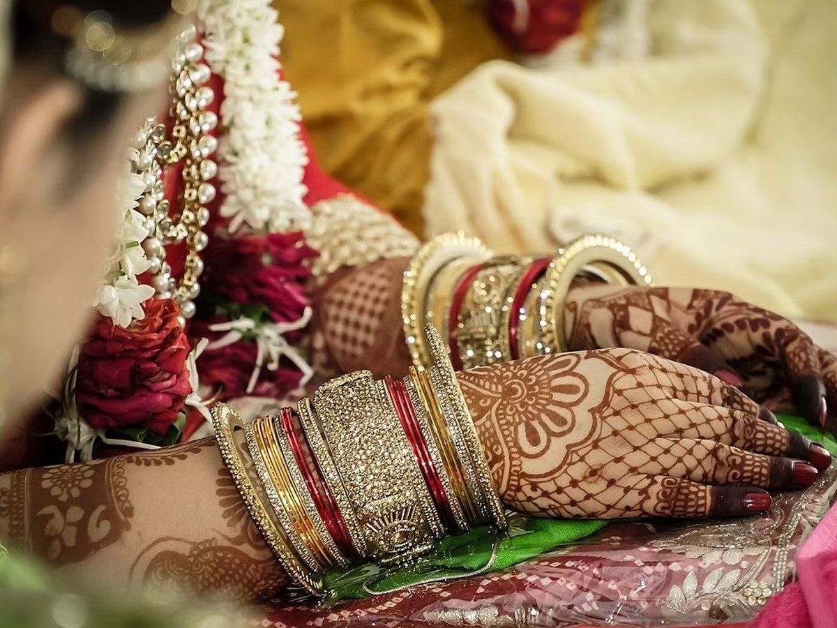 यहां विधवा के लिबास में ससुराल जाती है दुल्हन! जानिए भारत के इस गांव ...