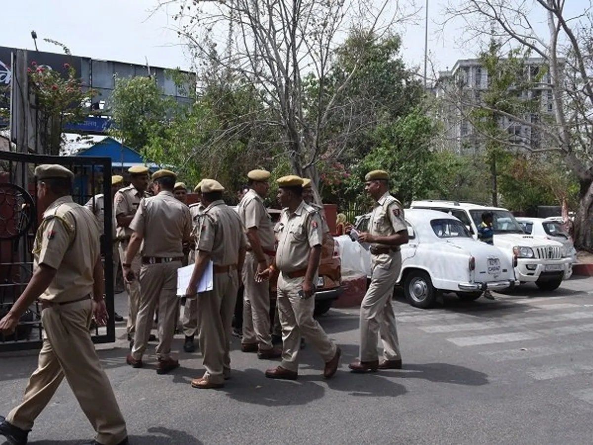 Jaipur Police: Car fell into 25 feet deep drain in Jaipur police trying ...