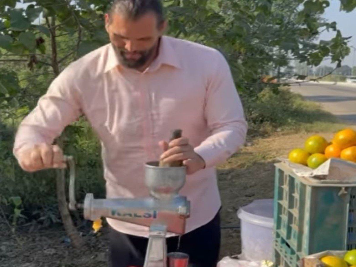 The Great Khali Viral Video Khali Was Taking out Juice Funny Video ...