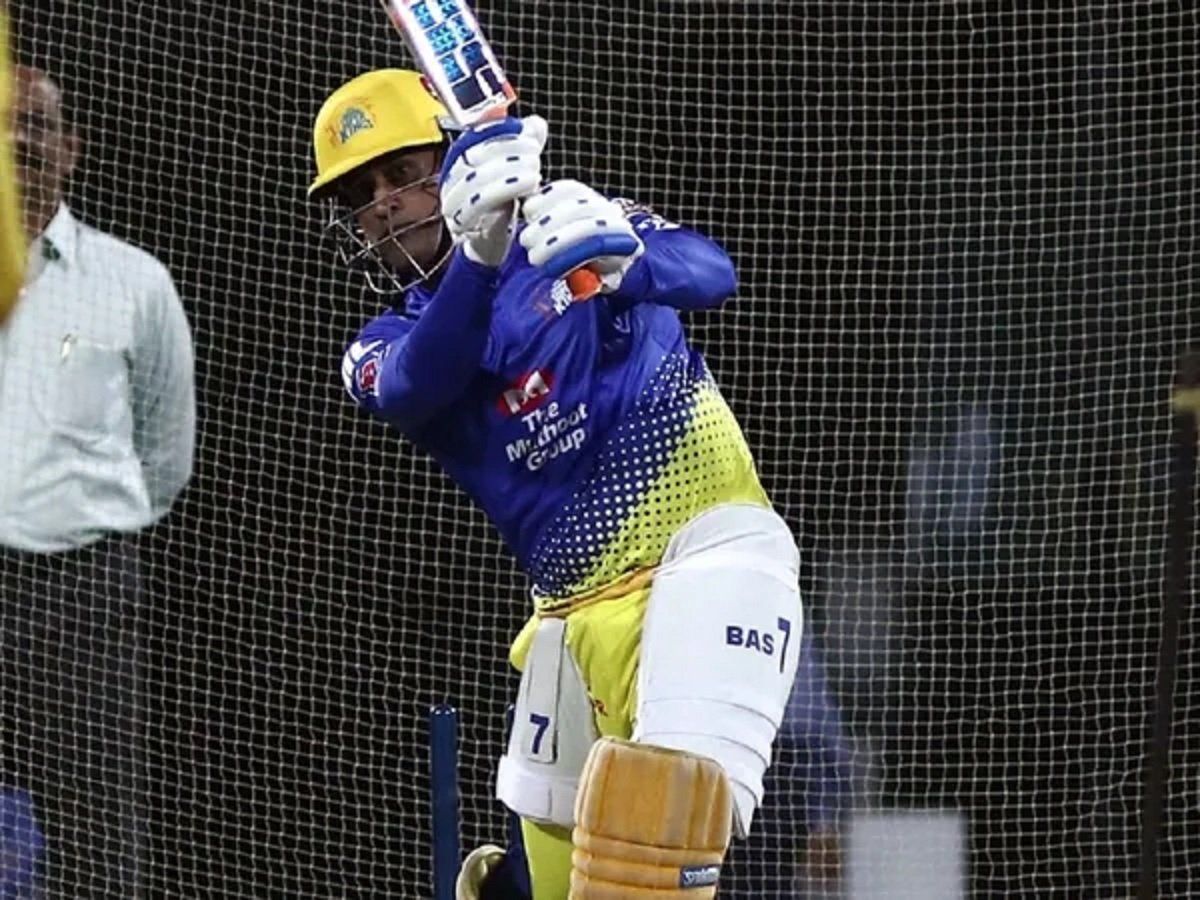 MS Dhoni six I [Video] एमएस धोनी ने बैठकर जमाया दमदार छक्‍का, फील्‍डर ...