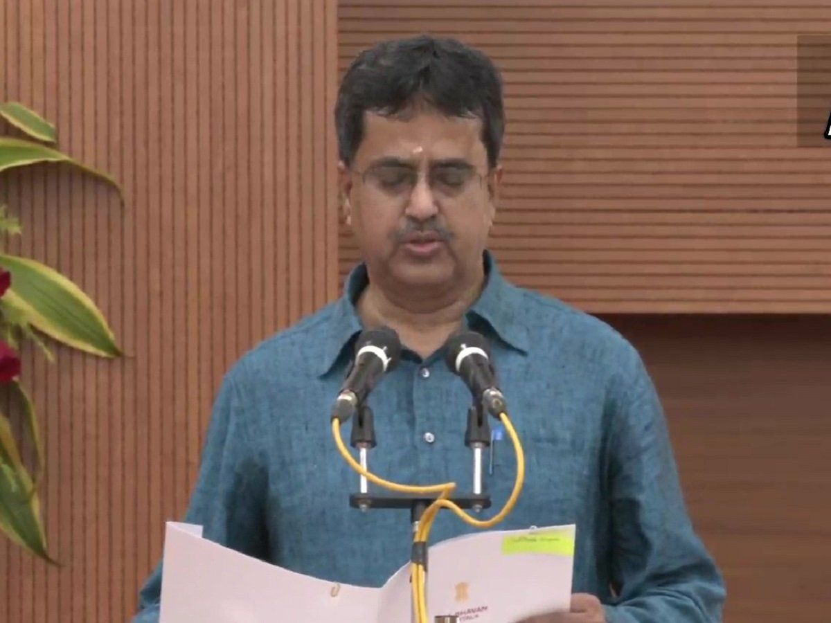 Manik Saha takes oath as the Chief Minister of Tripura माणिक साहा बने ...