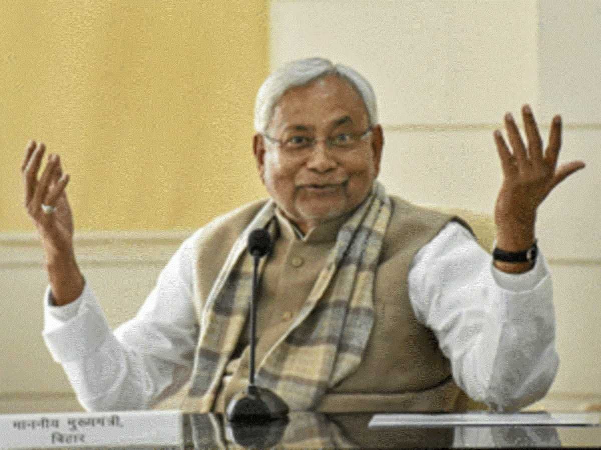 Bihar CM Nitish kumar laughing on sushil modi on JDU RJD govt collapse ...