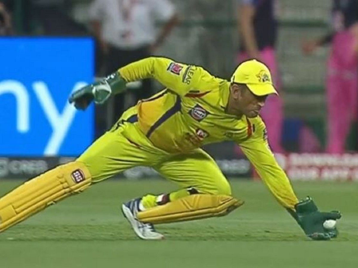 MS Dhoni catch I एमएस धोनी ने दर्शाया कि उम्र महज आंकड़ा है, एक हाथ से ...