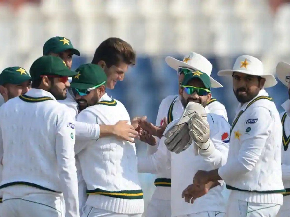 Pakistan Test Squad I wahab riaz and sarfaraz ahmed in 20 man pakistan ...