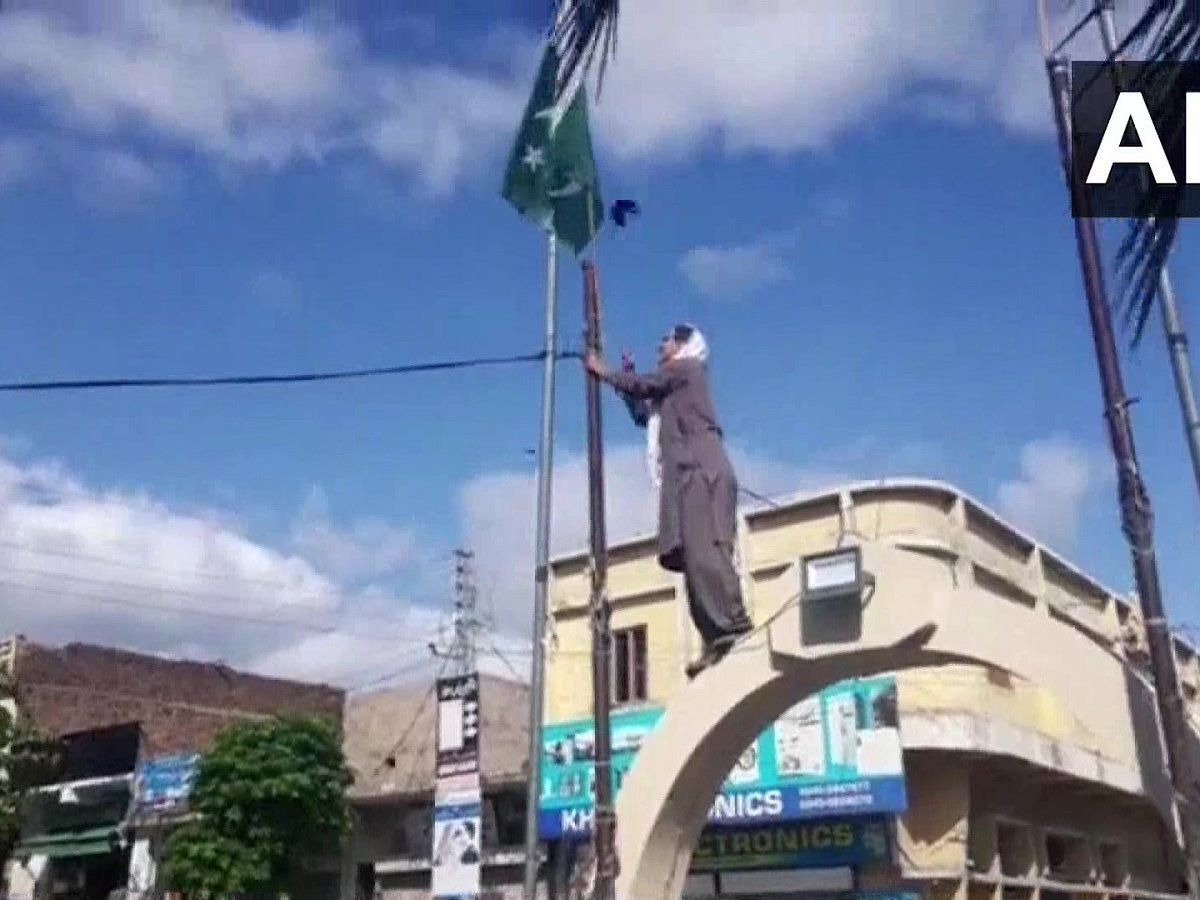 PoK में कार्यकर्ता ने उतारा पाकिस्‍तानी झंडा, मिलने लगी जान से मारने की ...