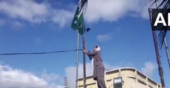 PoK में कार्यकर्ता ने उतारा पाकिस्‍तानी झंडा, मिलने लगी जान से मारने की ...