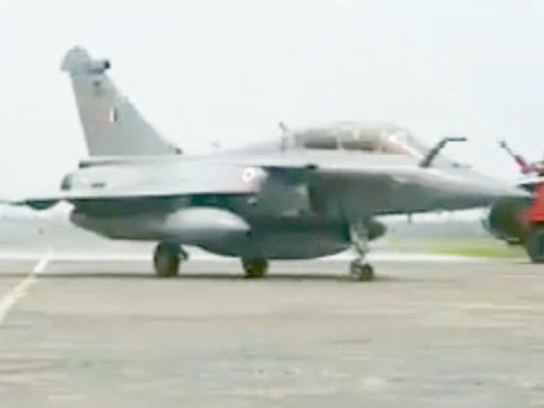 Rafale landing Video। first batch of Rafale fighter jets landing at ...