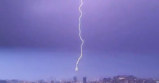 Thunder Lightning Falling in Saudi Arabia Shocking Video Goes viral ...
