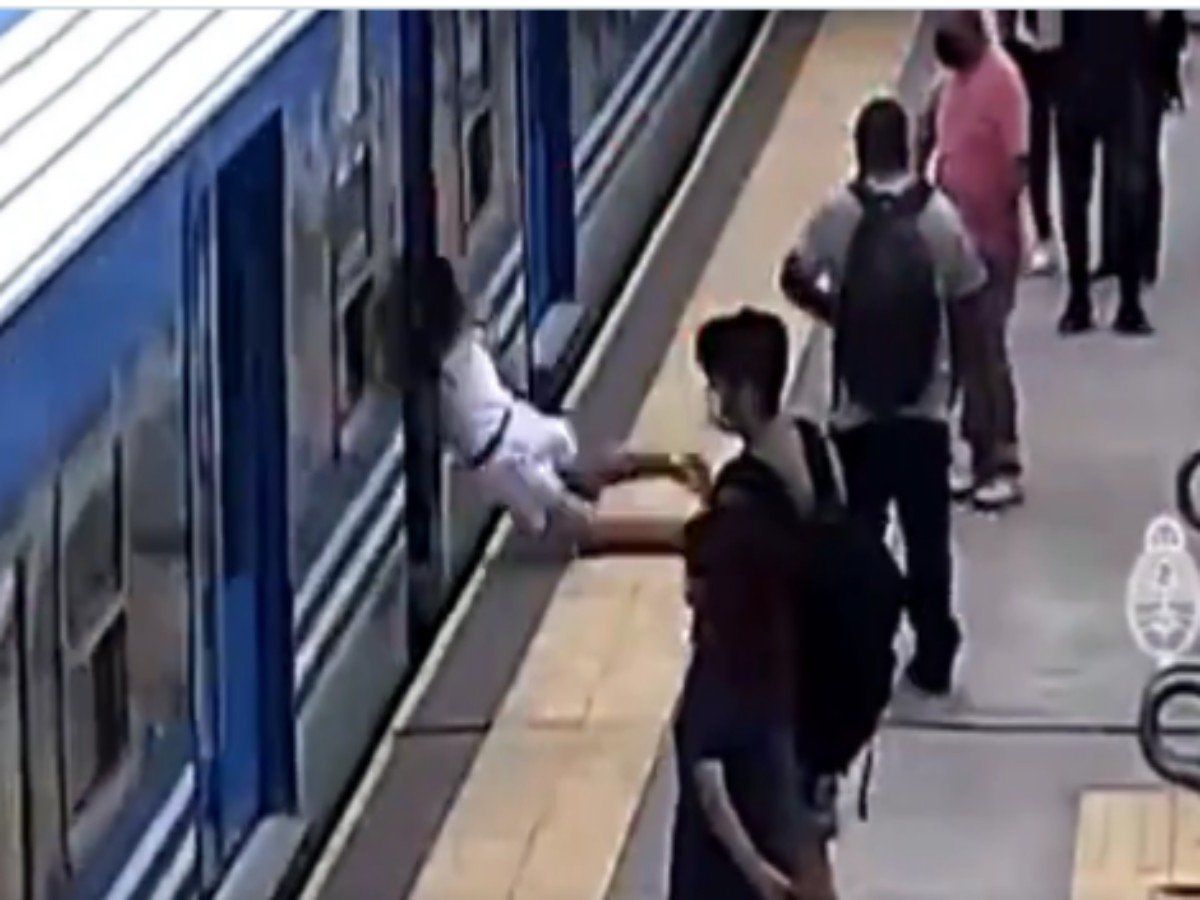 woman Falls off moving train then what happened watch shocking video ...