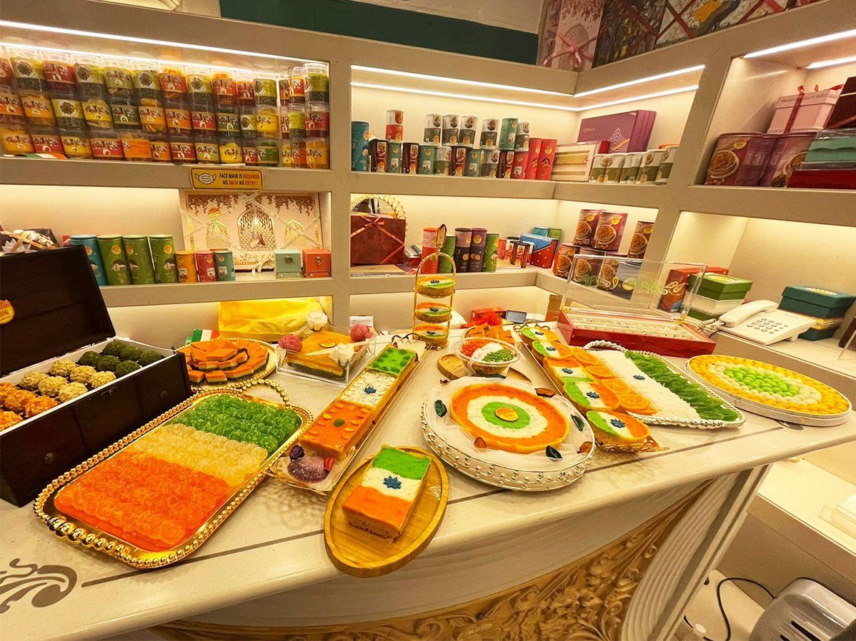 A shop in Lucknow prepared 10 types of tricolor sweets on Independence ...