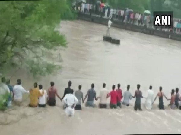 [Video] तालाब में डूब रहे 2 लोगों को बचाने के लिए लोगों ने बनाई मानव ...