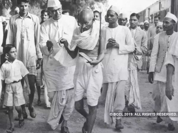 Mahatma Gandhi non violence movements against british empire made him ...