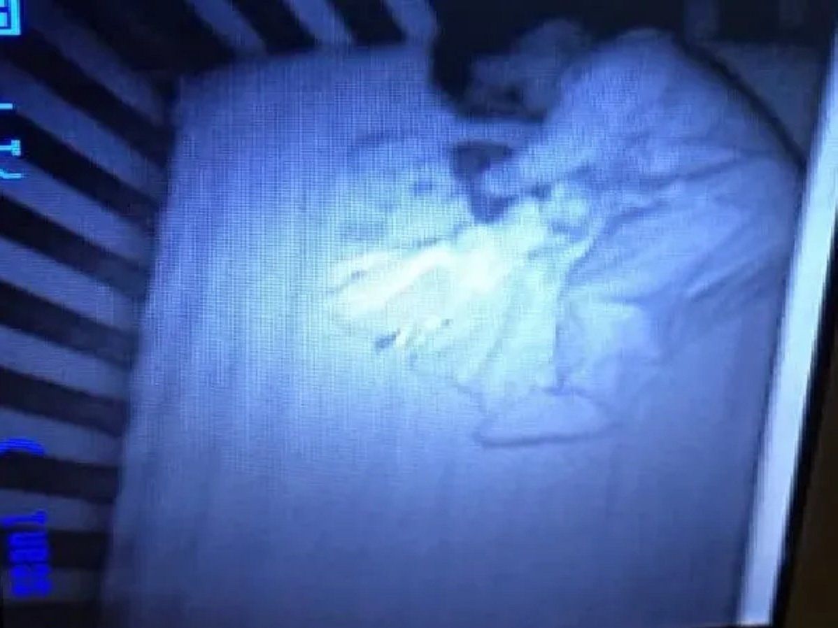 Baby Ghost, बच्चे के साथ लेटा नजर आया भूत, 'बेबी घोस्ट' को देखकर उड़े ...