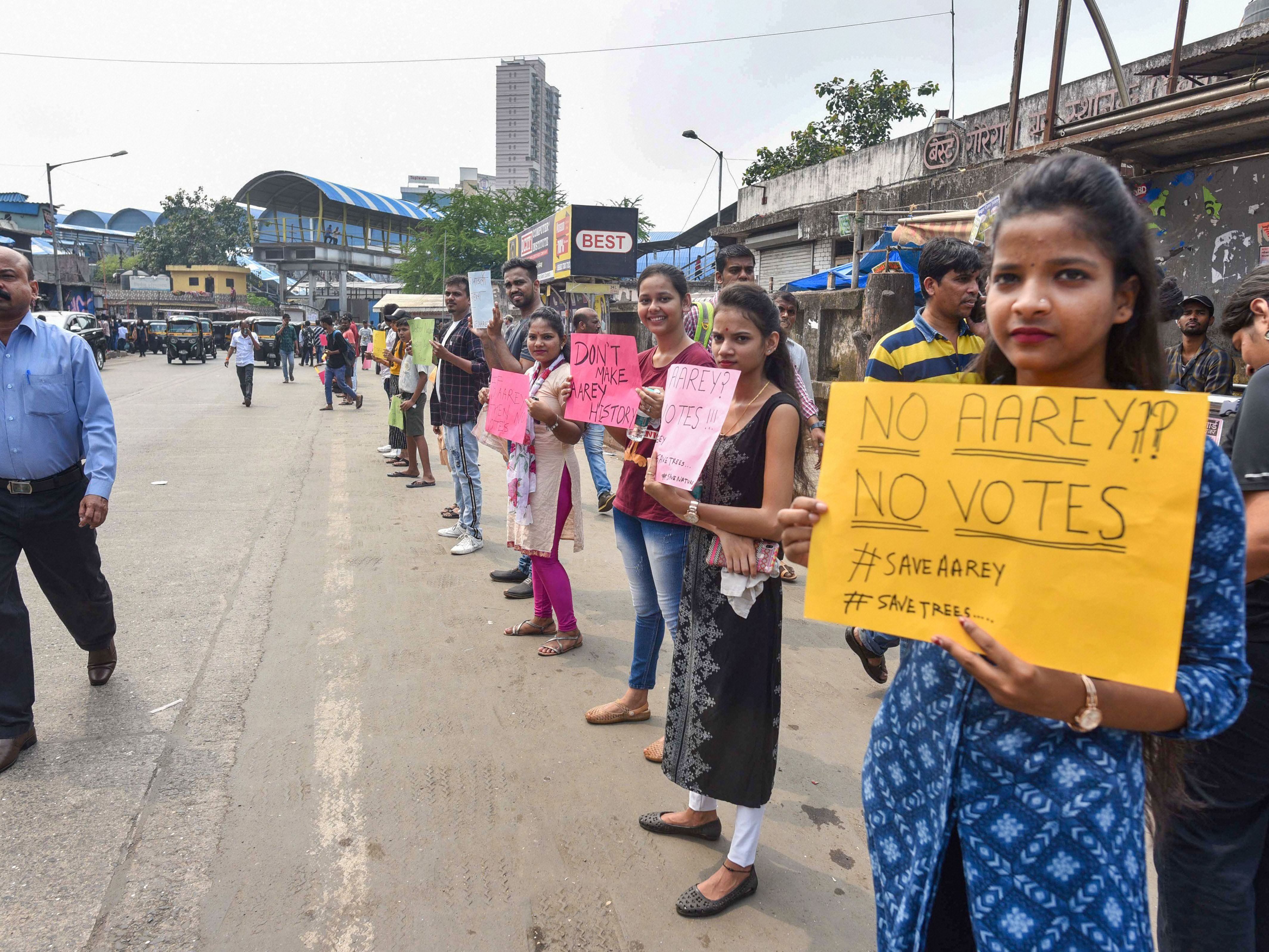 Aarey Forest tree cutting protest: मुंबई में काटे जा रहे आरे के पेड़ ...