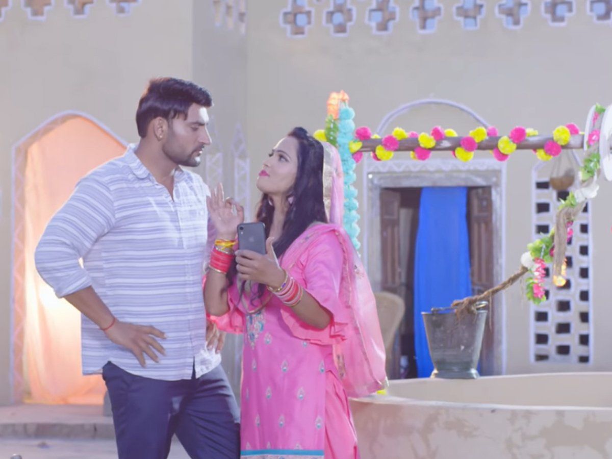 Ajay Hooda New Song Tik Tok : लुगाई को काटा ट‍िक टॉक का कीड़ा, देखें ...